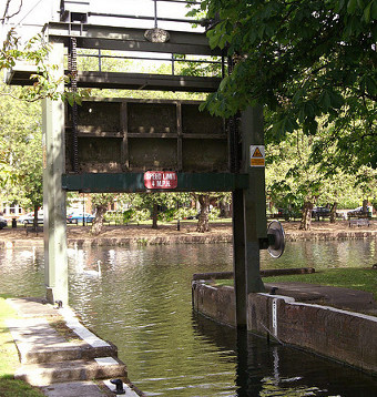 Bedford guillotine lock powered